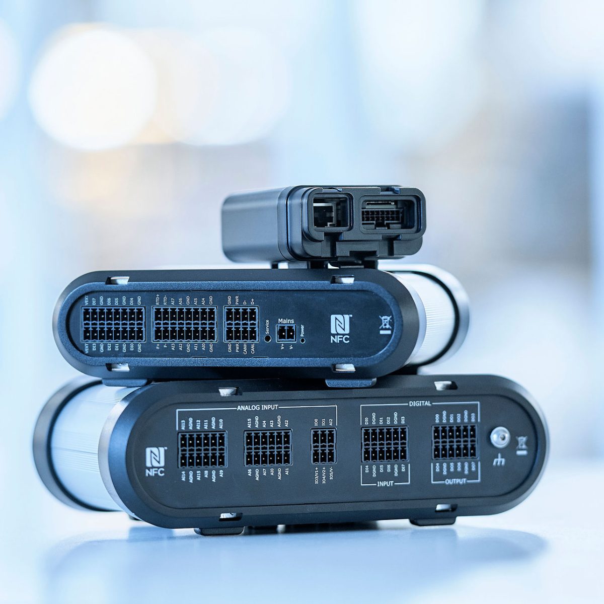 Layered-materials chip classifies images a thousand times faster than ...